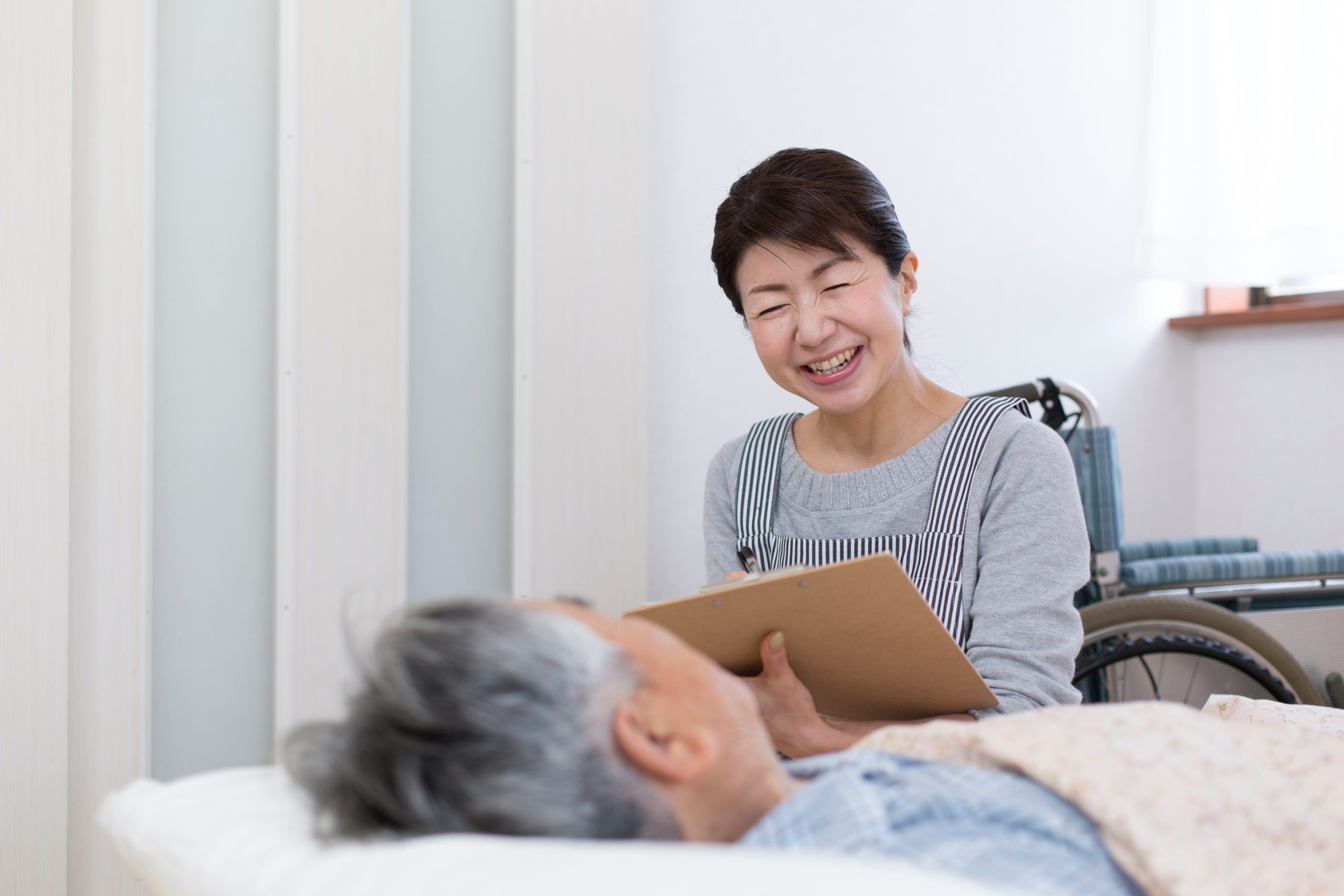 介護の「尊厳の保持」とは?介護職員が知っておくべき考え方や対応方法を解説 介護のお仕事お役立ち情報【ジョブトル介護】